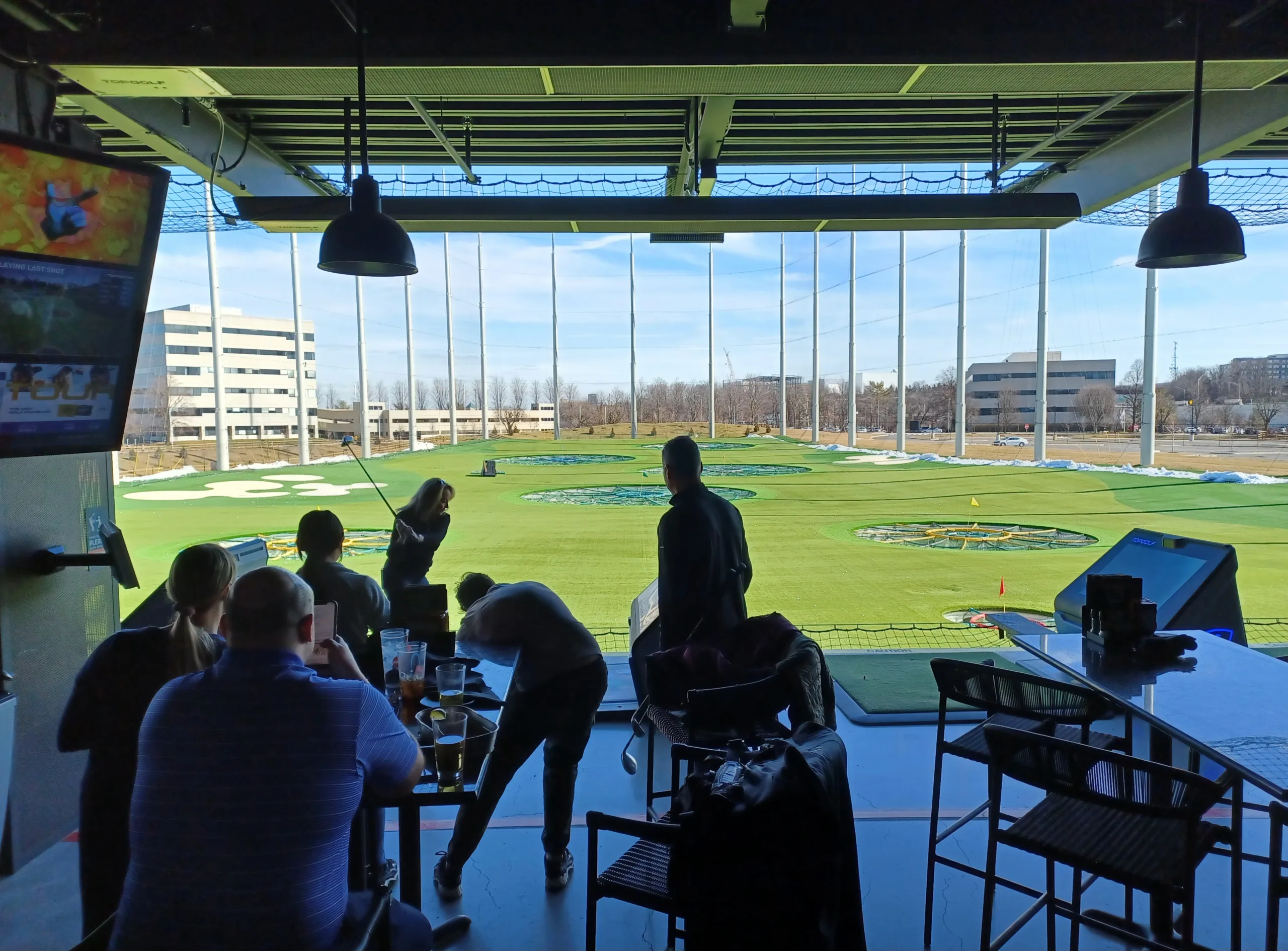필라델피아지역 최대 골프연습장 킹 오브 프러시아 탑골프(Topgolf) 개장, 3개 층에 100여개 최신 사계절 골프베이와 사교 ...